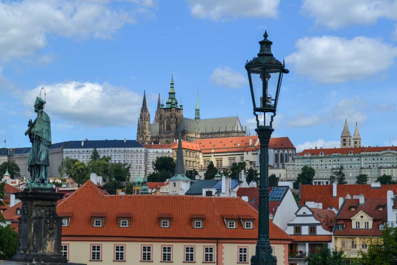 Die Karlsbrücke (Karlův most) in Prag